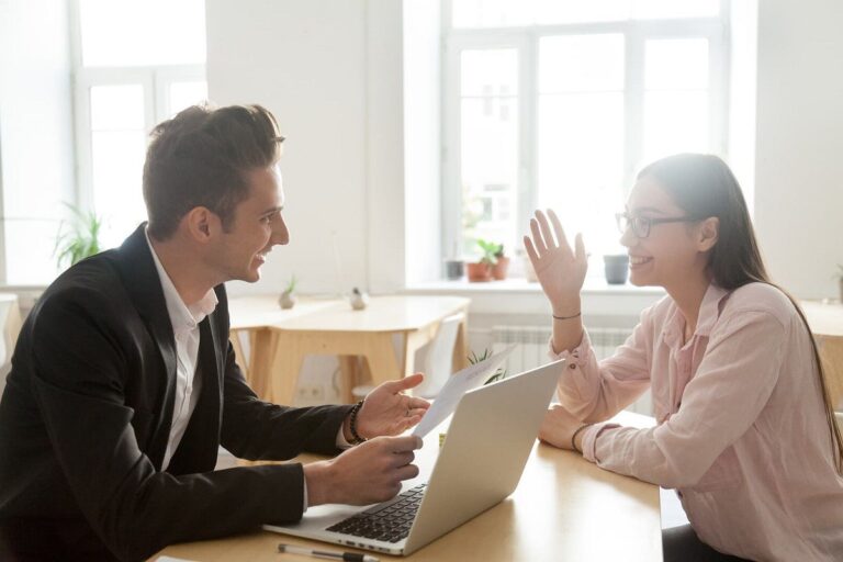 Saber Escuchar: cómo usar la escucha activa para ligar más
